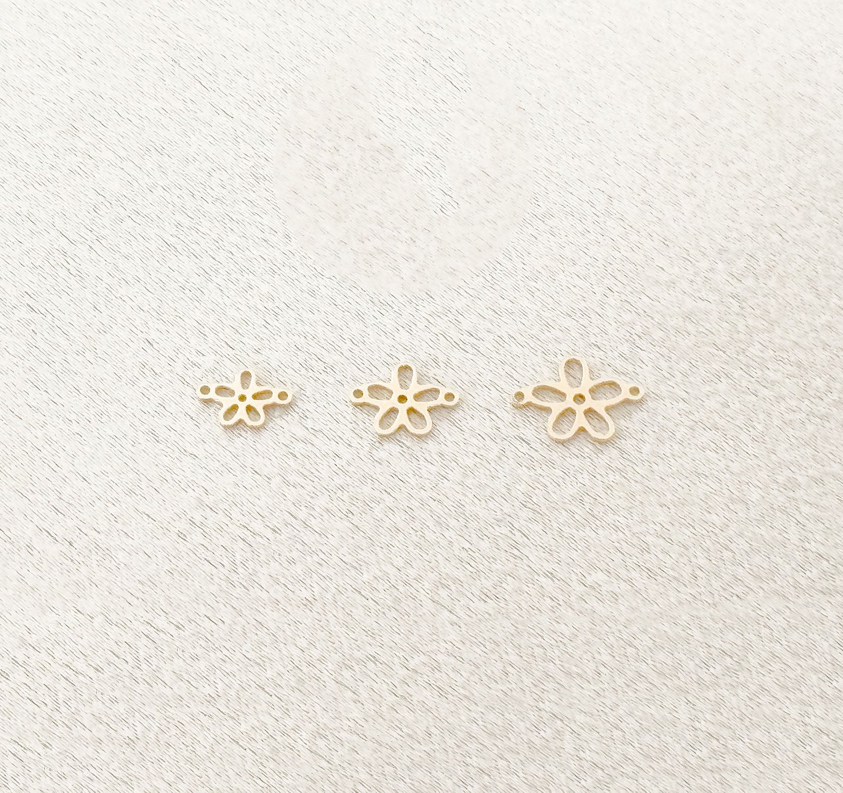 Daisy Connector [April Birth Flower] – generation 1.5